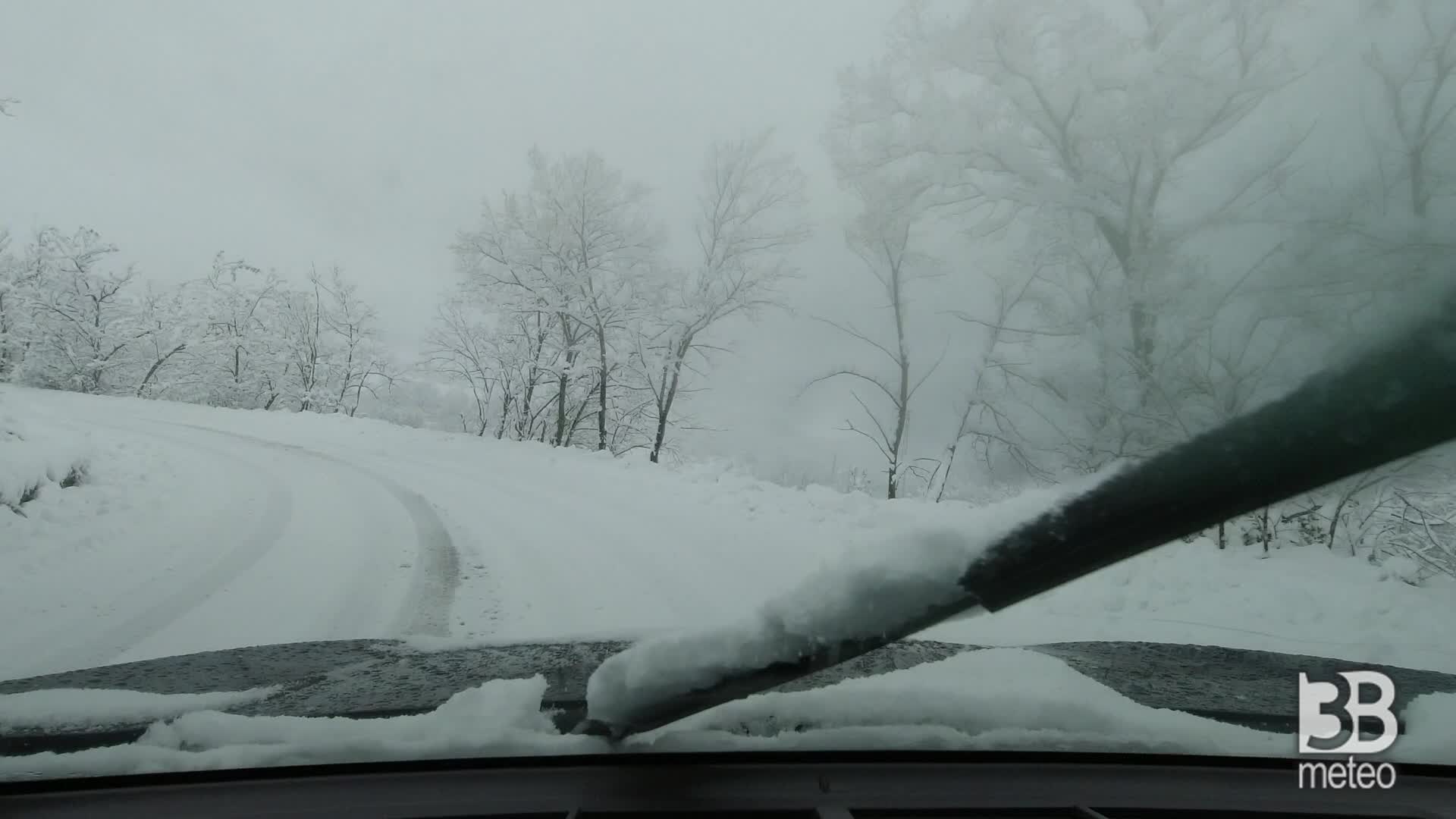 CRONACA METEO VIDEO: Bufera di neve in Abruzzo. Camera car a Salle (Pe ...